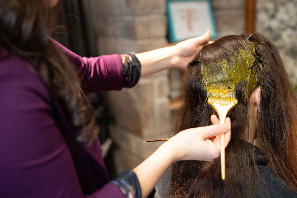 Trouver un salon de coiffure pour une teinture naturelle : Ce qu’il fa ...